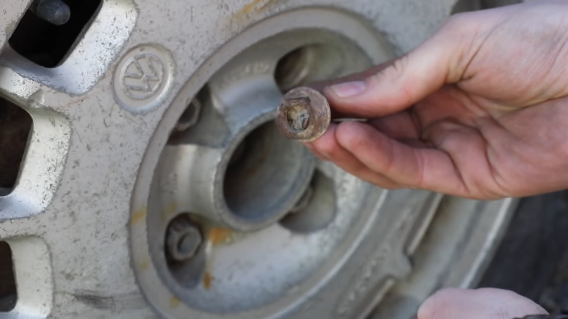 Lug Nut vs. Lug Bolt: What’s the Difference? - ToolsProfy