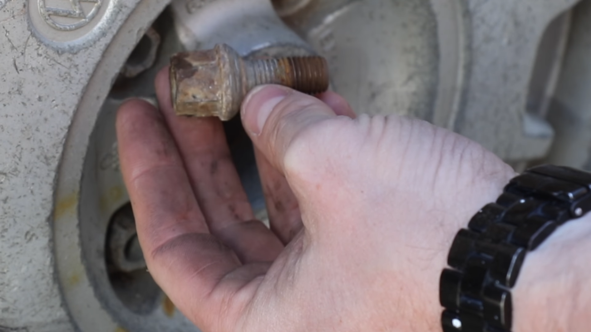 Lug Nut vs. Lug Bolt: What’s the Difference? - ToolsProfy