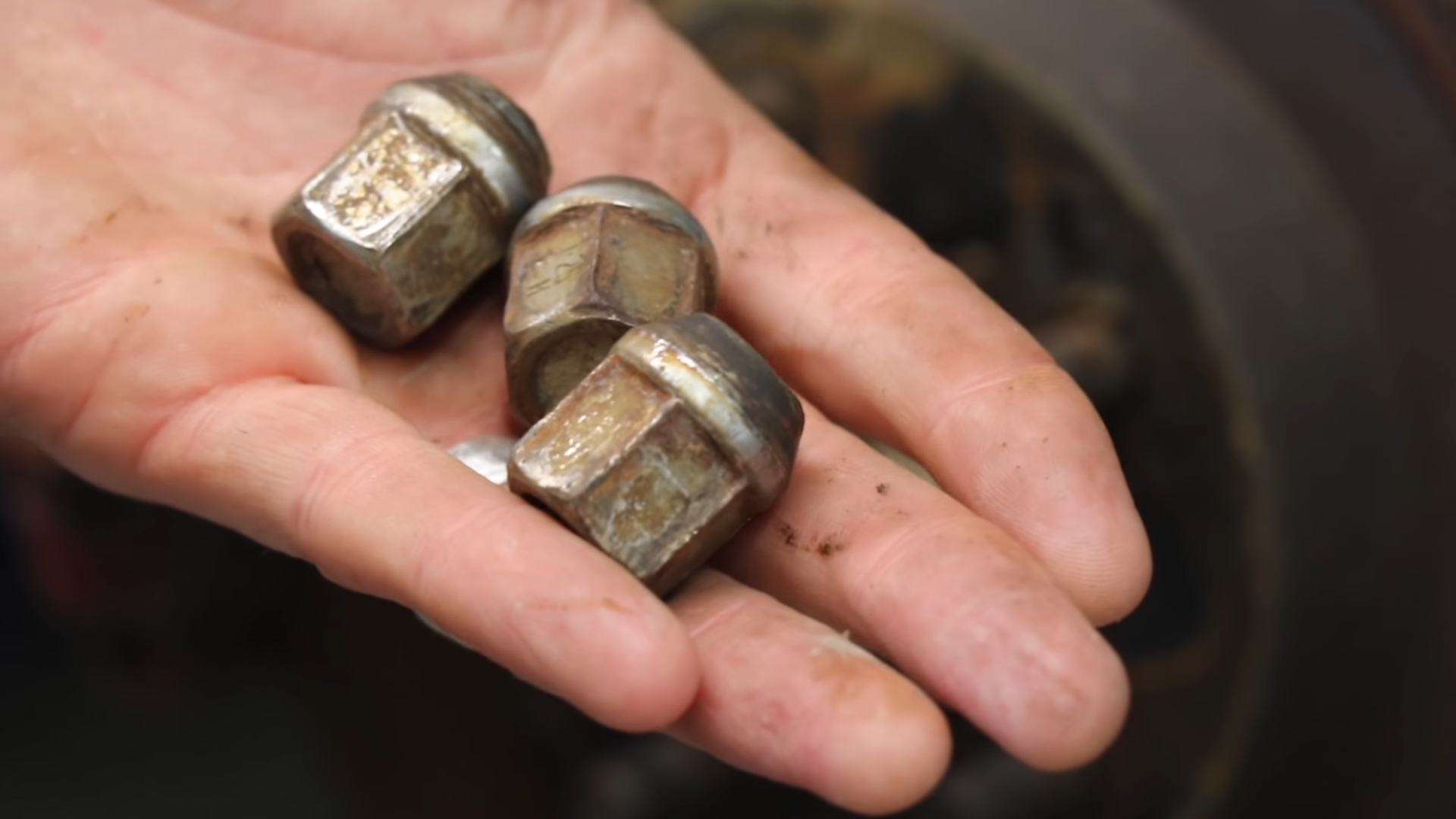 Lug Nut vs. Lug Bolt: What’s the Difference? - ToolsProfy
